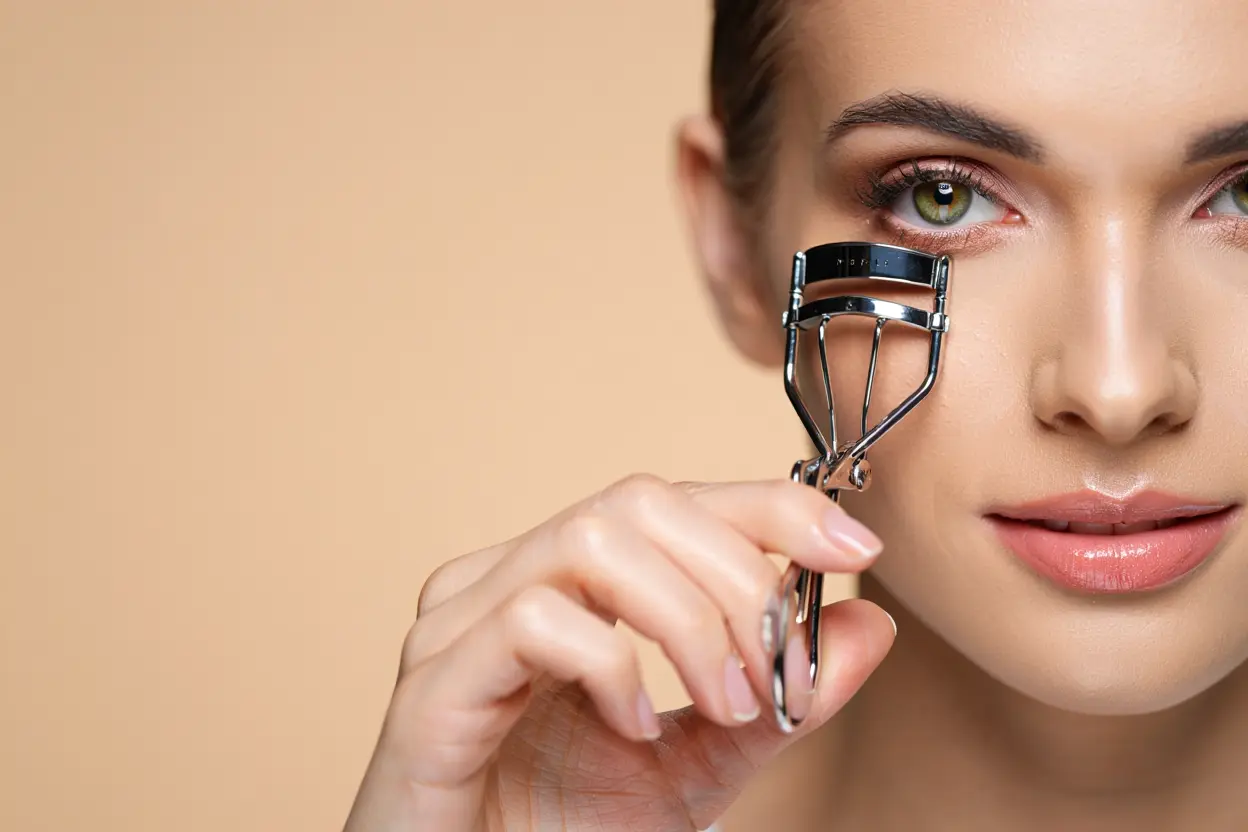 Comment utiliser un recourbe-cils : guide étape par étape